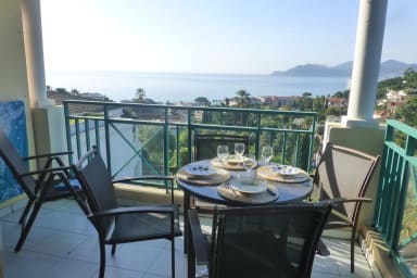 Vue Sur La Mer Et Belle Piscine - ibis Cannes Plage La Bocca