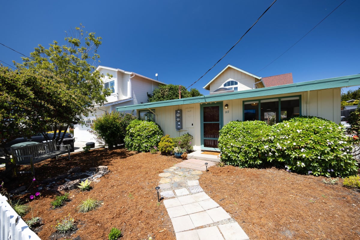 Enclosed Backyard And High-speed Wi-fi - Charming Coastal Retreat - Half Moon Bay, CA